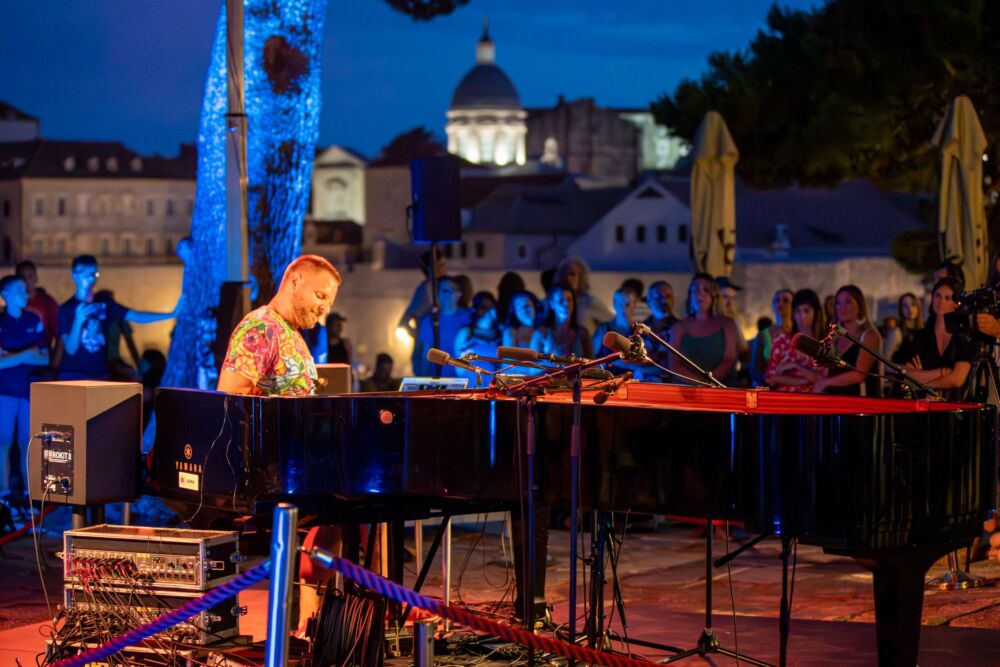 Zvjezdan Ružić oduševio Pianotronom na Trgu oružja | Dubrovnik INsider
