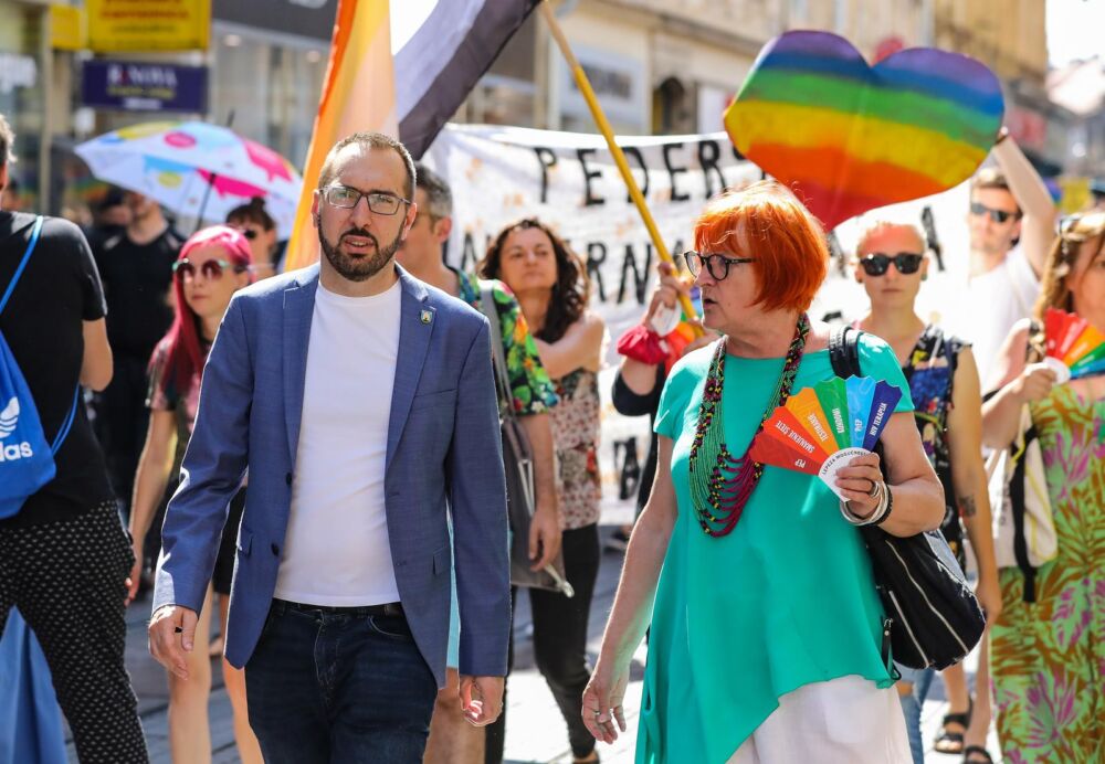 Tomaševiću, kako je moguće da ti ne smetaju jugoslavenske zastave i ...